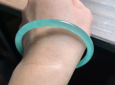 天然翡翠A货大圈口晴水小圆条，63-64圈，63.7-5.6-5.6，18.82g