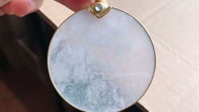 缅甸天然翡翠A货冰糯雪花棉无事牌圆牌18k金镶嵌，55-3.7，29.31g