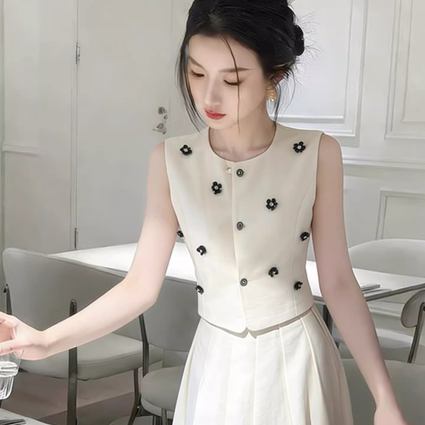 杰雅服饰白色无袖马甲半身裙套装女时尚休闲修身显瘦简约绝美套装