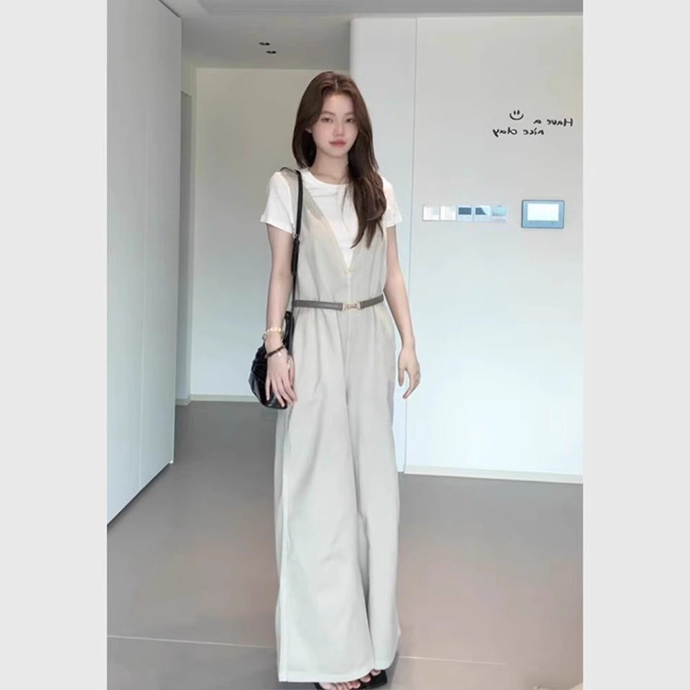 今年流行的杏色V领背带裤女夏薄款工装休闲阔腿裤子宽松bf慵懒风