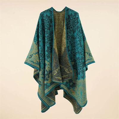A vacation shawl paired with a Scottish cape披肩