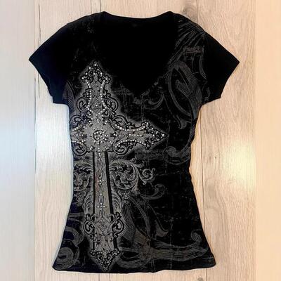 Black printed T-shirt with waist cinching and slimming