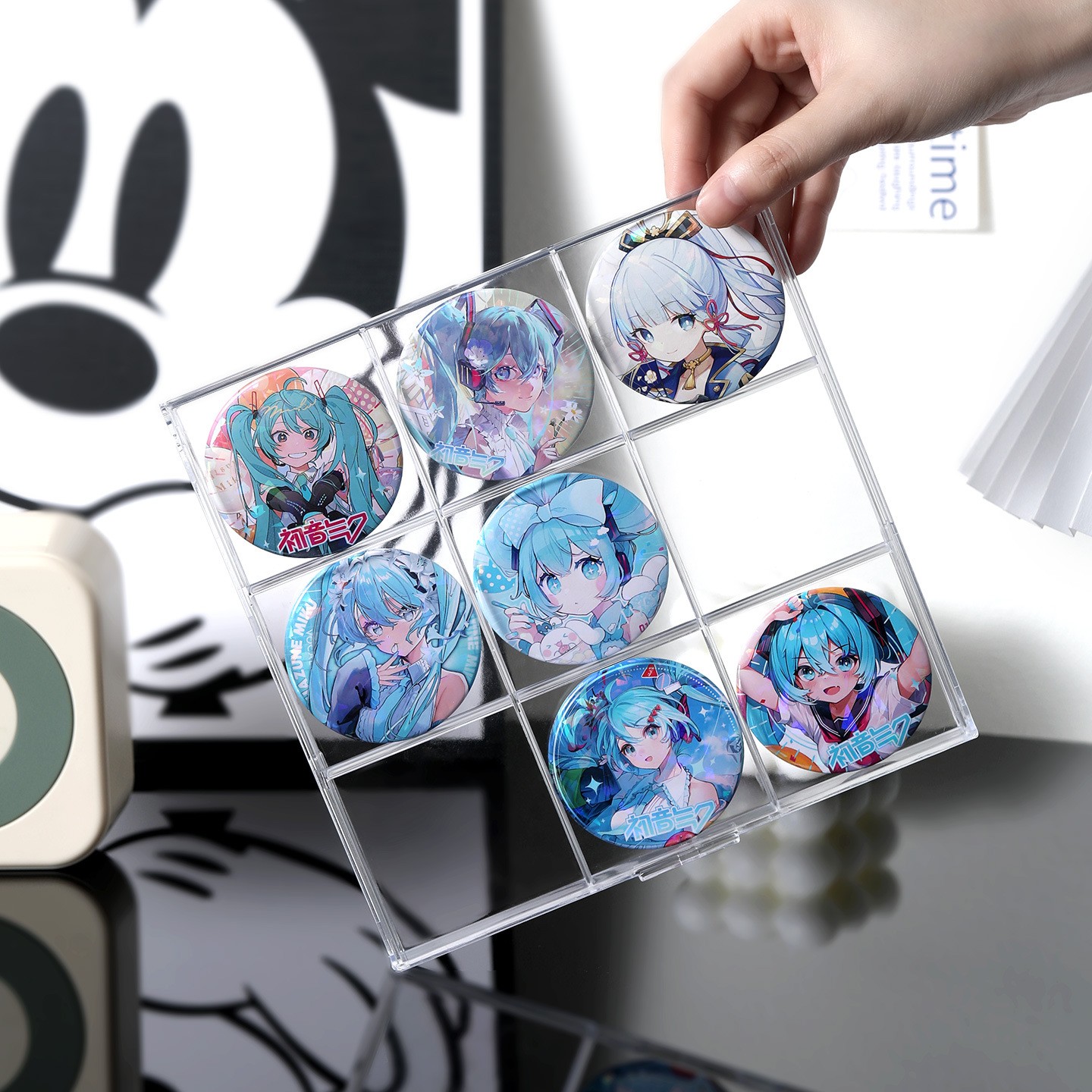 新款创意九宫格展示架适配chiikawa贴纸分格收纳盒吧唧徽章展示架