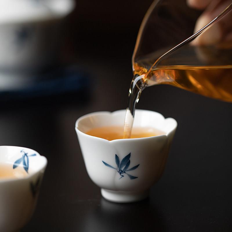 纯手绘蝴蝶兰陶瓷茶杯家居创意女大师杯单套功夫茶具小茶杯