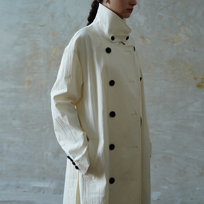 2LINKS 肌理感褶皱面料 双排扣造型 宽松廓形可立领 极简风衣外套