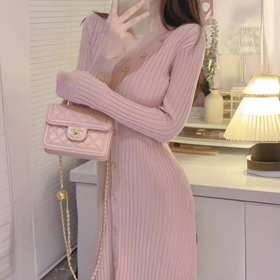 粉色针织连衣裙2024新款女春秋高级感超好看精致修身打底内搭裙子
