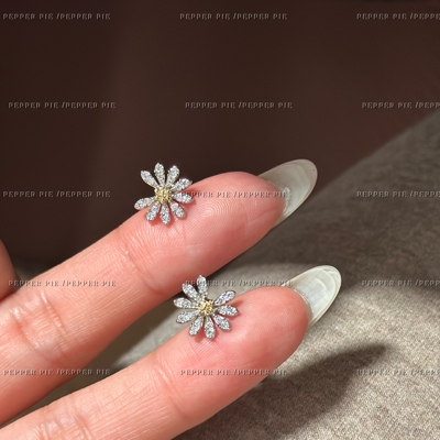 辣椒派 GD同款满钻小雏菊医用钛钢耳钉女 防敏免摘养耳洞耳骨精致