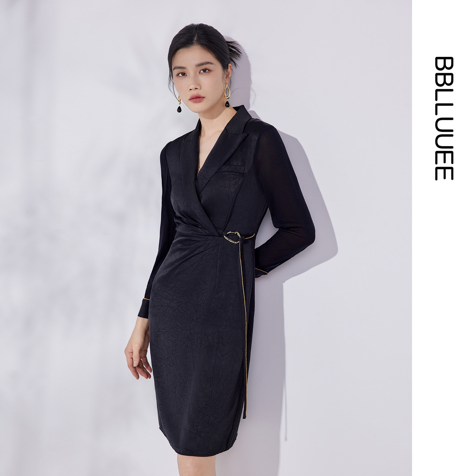 BBLLUUEE/粉蓝衣橱经典结构感西装式连衣裙女2026秋装缎面小黑裙