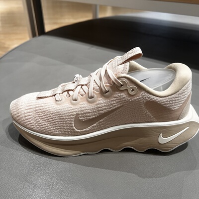 耐克女子缓震透气跑步鞋