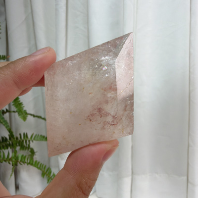 天然透粉阿塞彩虹菱形水晶柱摆件73*53*20mm，重：80.6g，198号