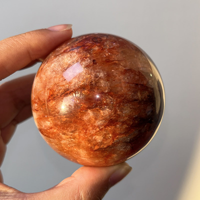 牛血红色天然红胶花带彩水晶球摆件直径：6.37cm,重357.8g,27号