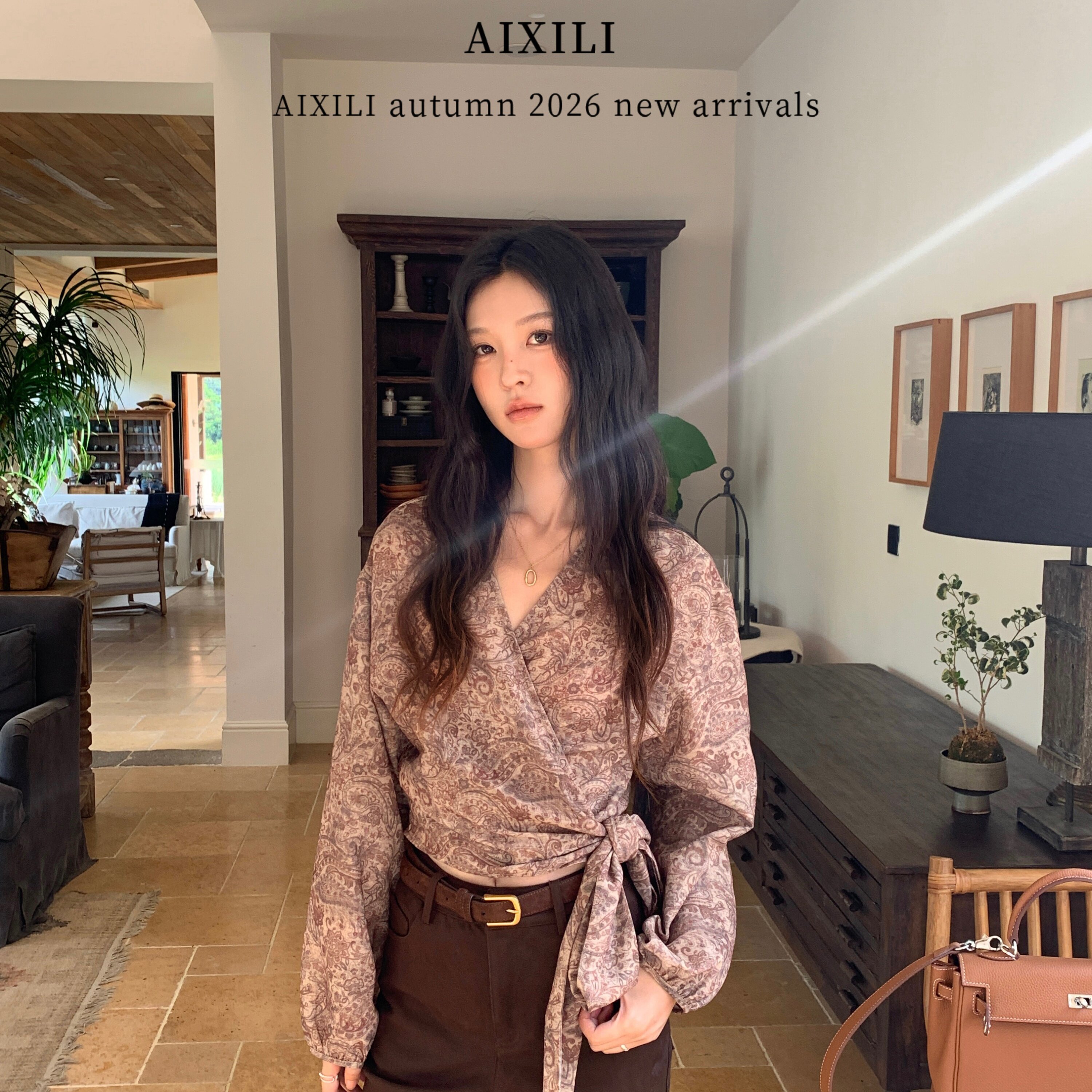 AIXILI爱西里-精致高级感v领复古印花绑带设计小衫上衣小衫A2516