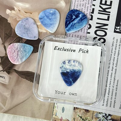 吉他拨片贝斯弹片礼物电吉他彩色热销颜色琴行批发树脂手工拨片