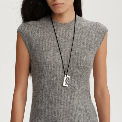 【CnHnOn脂肪商店】小众麂皮细绳金属光面小梳子吊坠长项链毛衣链