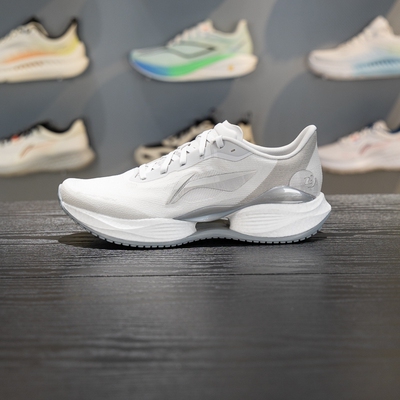 李宁男子跑鞋减震回弹