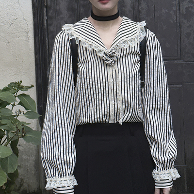 软软的露西条纹蕾丝衬衫