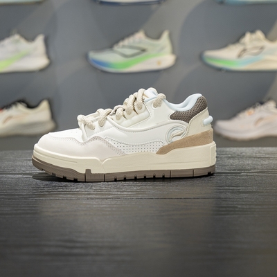 李宁休闲鞋女子2025新款001 BTC MEGA草莓熊联名经典板鞋AGCV384