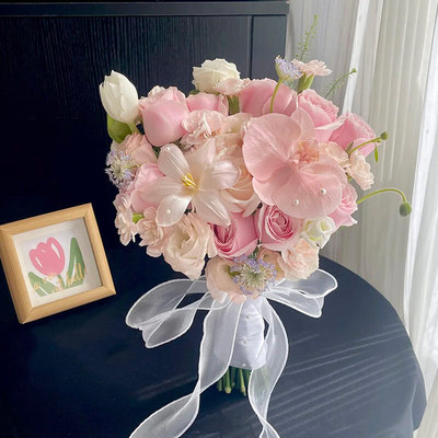 拍照手捧花鲜花新娘结婚