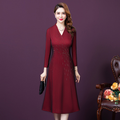 2025秋新款优雅妈妈镶钻V领气质连衣裙收腰洋气喜婆婆婚宴礼服裙