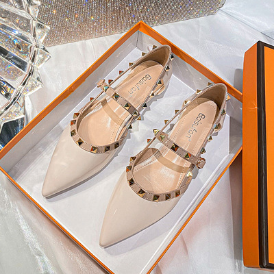 法式平底铆钉包头凉鞋女2026夏新款小香风气质中空尖头罗马平底鞋