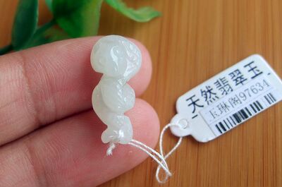 天然a货翡翠生肖蛇缅甸玉