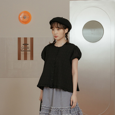 荷叶花边澎袖造型上衣