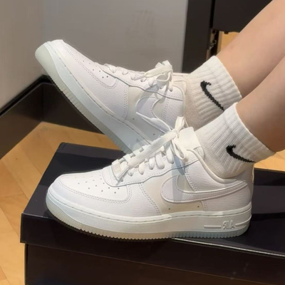 Nike耐克女子空军一号珠光板鞋