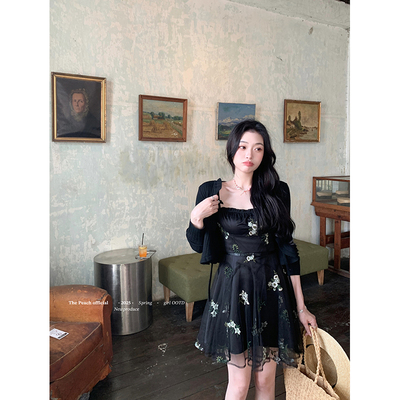 thepeachofficial【卡莫里初夏】镂空绣花黑色收腰吊带连衣裙女春