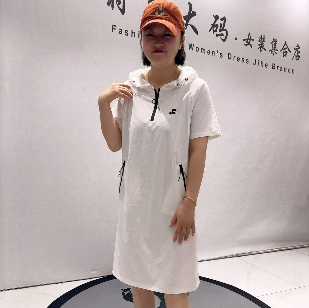3797女权贵族夏款新品速干面料半拉链连帽休闲风连衣裙加大码女装