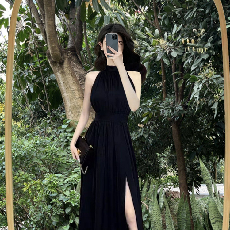 高级感黑色挂颈无袖洋装女2026夏季新款法式气质开叉收腰长裙子