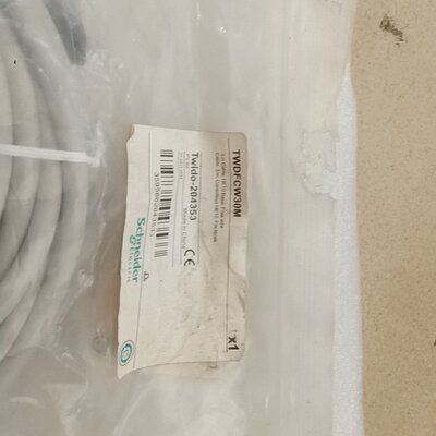 施耐德电缆TWDFCW30M,有4根，全新未拆封的。袋子有点--议价商品