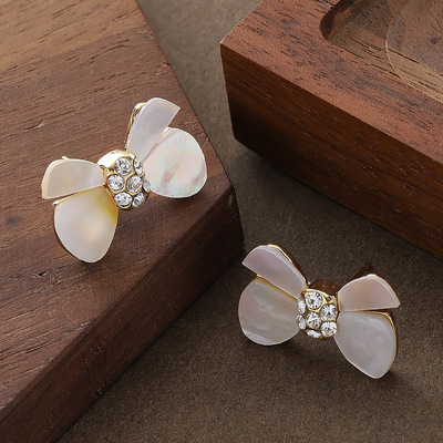 甜美镶钻贝壳蝴蝶结耳钉银针