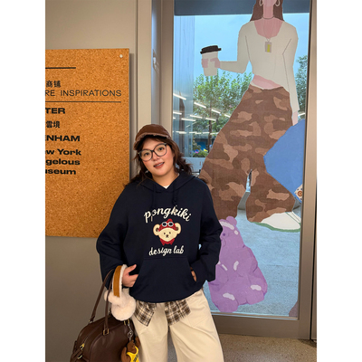 老章和小胖PONGKIKI奶钱小熊满绣连帽卫衣女大码秋冬内搭外穿帽衫