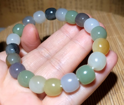 zg011005 新疆的猫31.8克油润绚丽多彩的和田玉老型珠手链和田玉