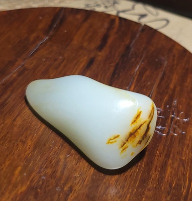 YQ113003  34.2克，浓白油糯的近脂白玉天然挂件籽 新疆的猫