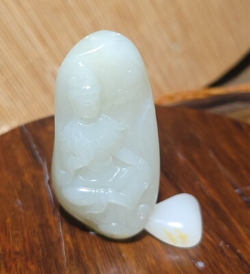 YQ031109 新疆的猫35.0克保留籽料原皮的白玉籽料观音雕件和田玉