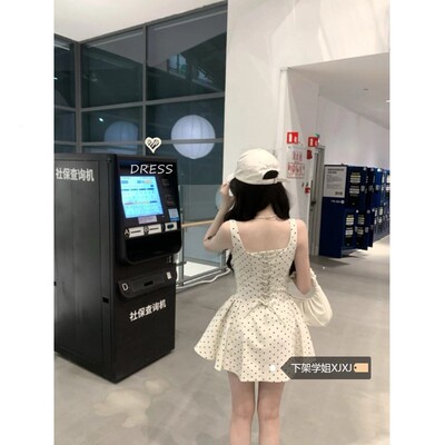 法式波点方领吊带洋装女