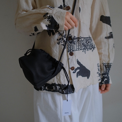 现货 Aeta 经典简约手工纯色鹿皮水桶包 HANDLE POUCH MINI DA115