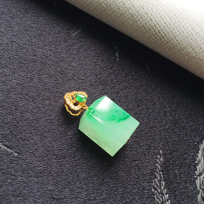 翡翠冰种翠绿色玉素柱子吊坠女