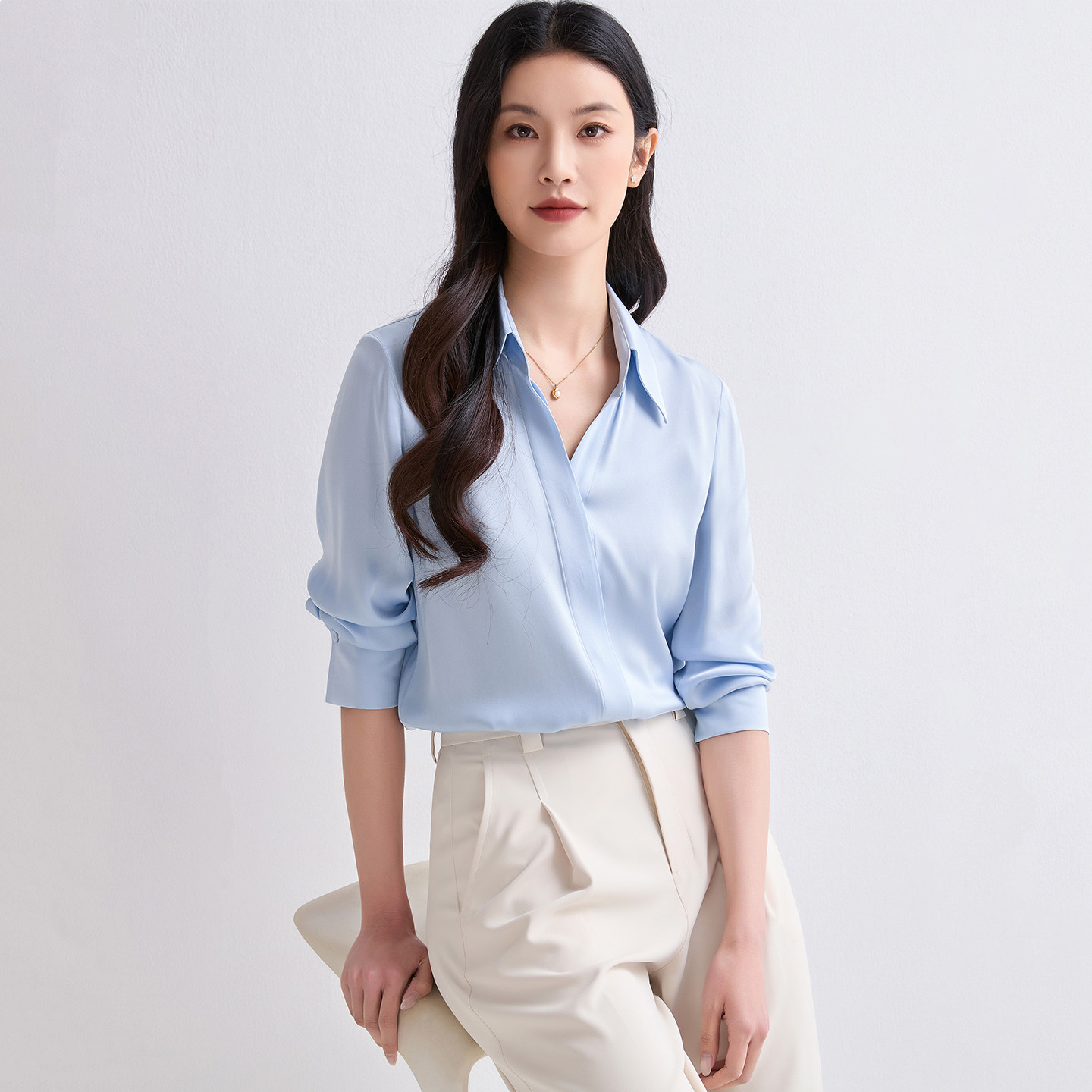 法式V领蓝色真丝桑蚕丝衬衫女长袖高级感通勤风上衣简约气质衬衣