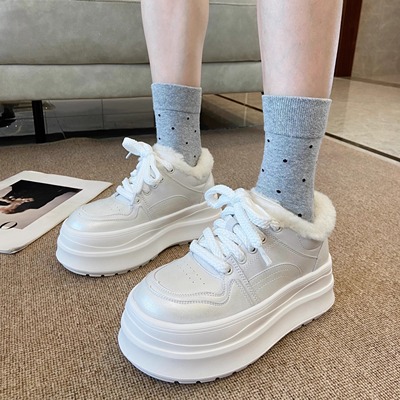 加绒厚底小白鞋女2025冬新款真皮小个子增高轻便休闲松糕板鞋棉鞋