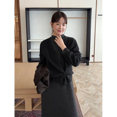 TG 多巴胺色系简约针织V领开衫女2025秋冬新款侧扣显瘦毛衣25832