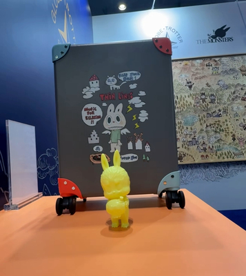 香港GLOBE TROTTER全球限量五十行李箱搭配夜光版Labubu全新正品