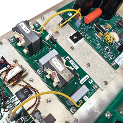 Nautel NDB Vector 125 模块类型 NAP35D/01 带各种模块。