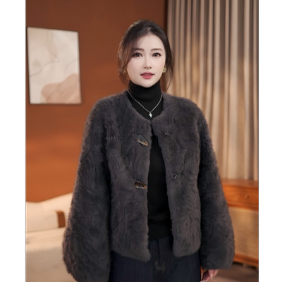 灰色牛角扣羊羔毛毛绒外套女冬季2025新款巨好看超火加厚保暖外套