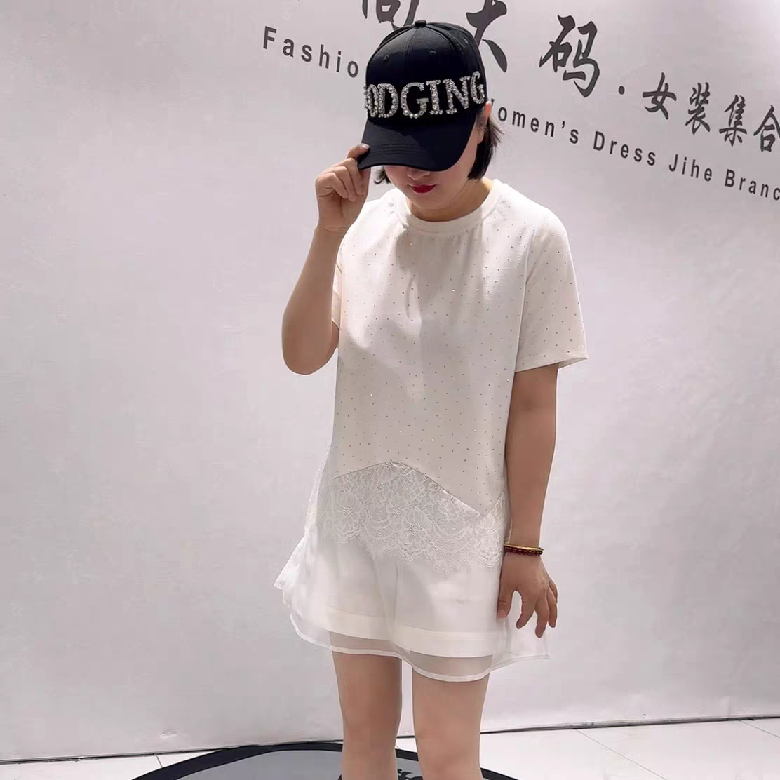 1838女权贵族初夏新品侧边开衩一手长拼接欧根纱满钻洋气衫加大码