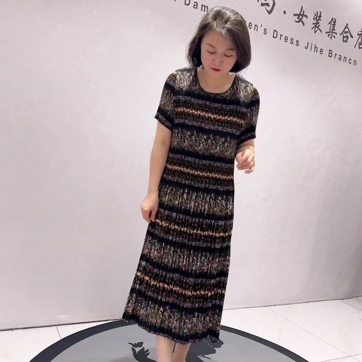9155芮娜依莲夏款新品褶皱面料花色显瘦女人味连衣裙加大码女装
