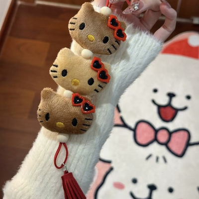 我的新年红kitty来了！黑皮hellokitty挂件好米～复古红很雅致～