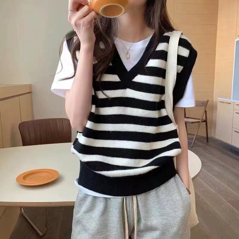 针织马甲新款女外搭大码秋冬复古黑白条纹全羊毛V领背心套头叠穿