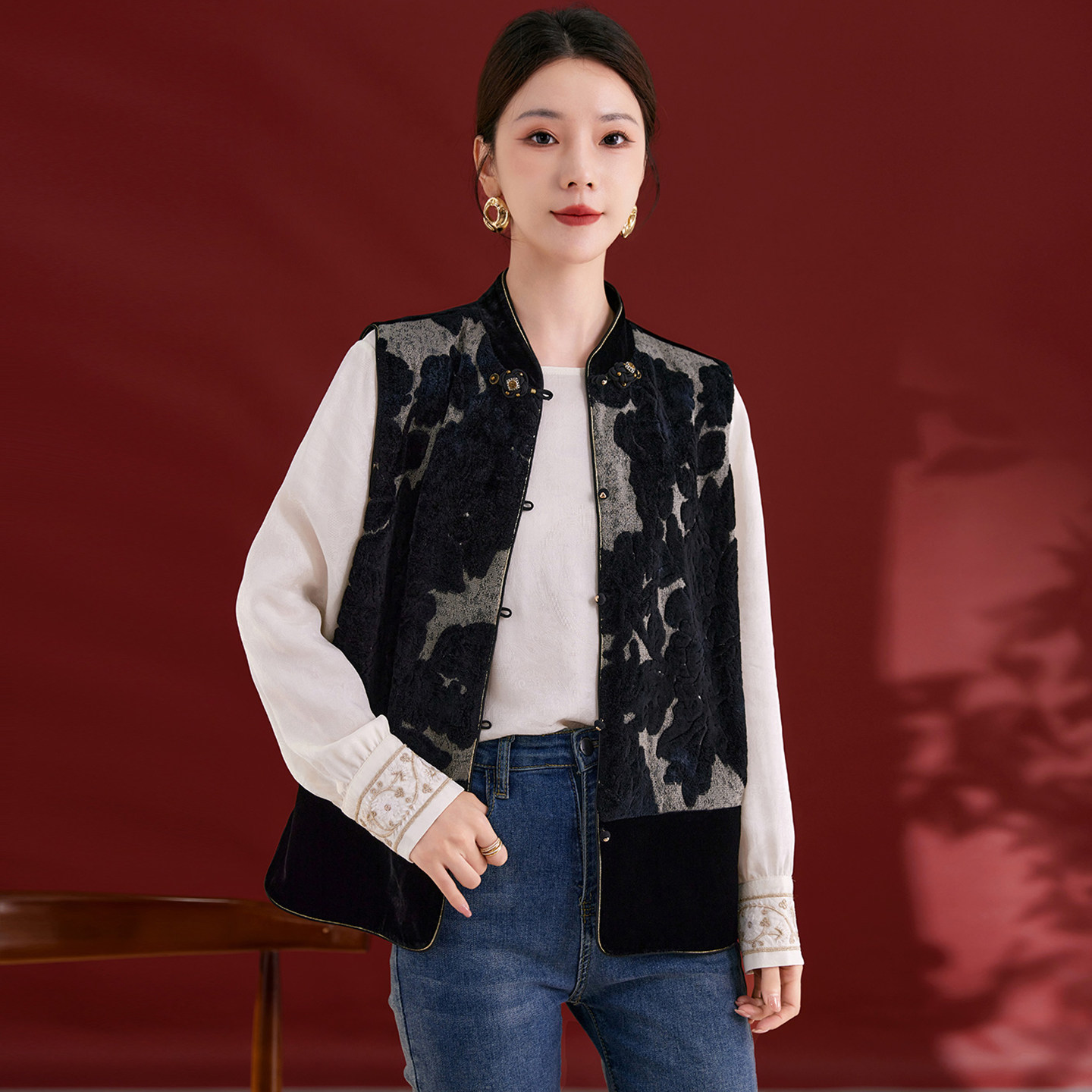 2026年春季年轻妈妈女装气质新款马甲刺绣时尚马甲上衣黑色常规款